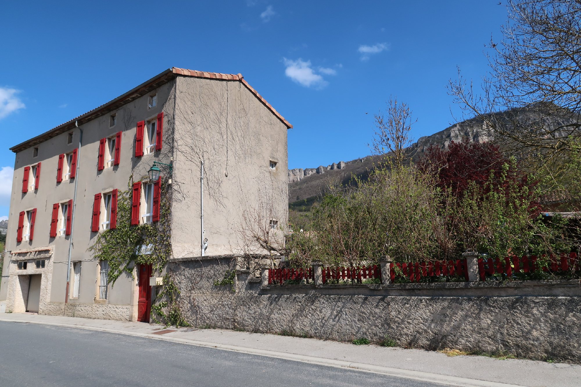 La Maison aux VOLETS ROUGES, Tournemire | Aveyron toerisme